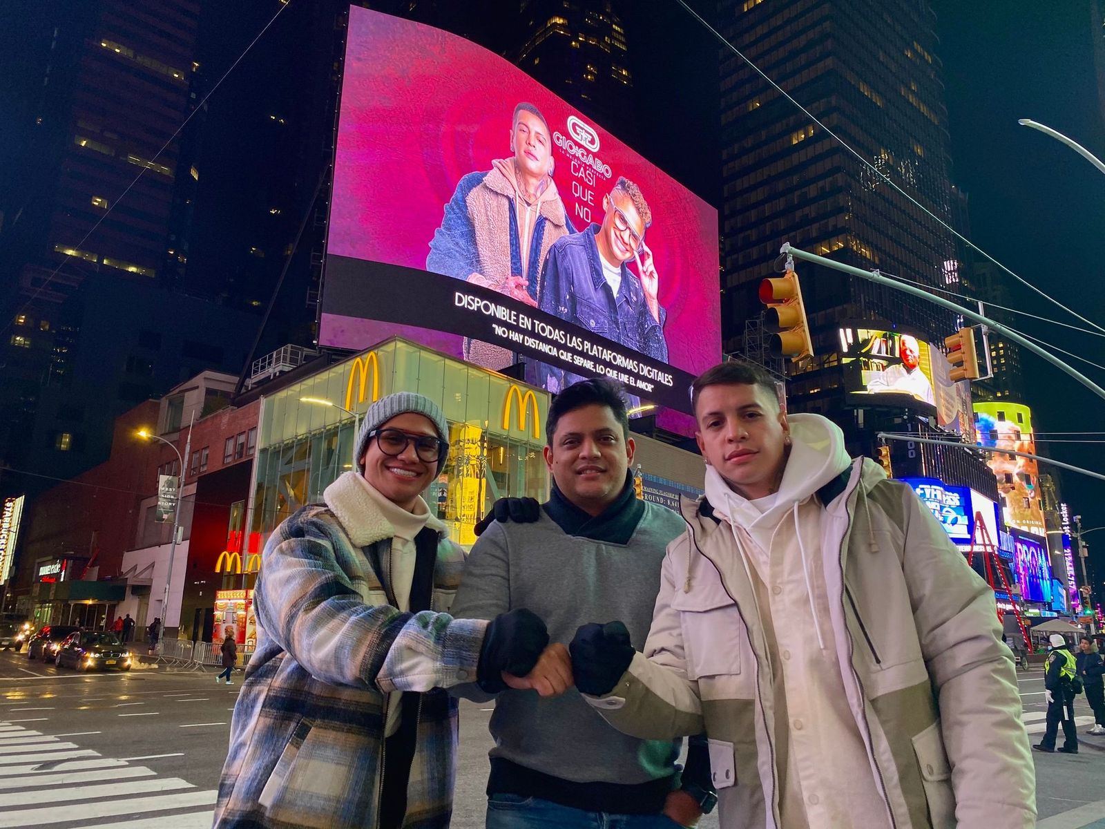 Gio y Gabo son reconocidos en Nueva York con un Billboard en el Times ...